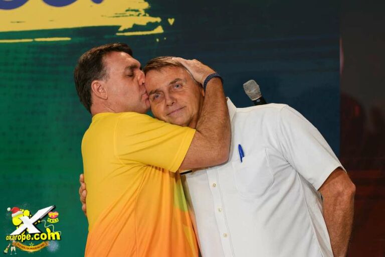 Flávio Bolsonaro anuncia pré-candidatura à Presidência com apoio de ...